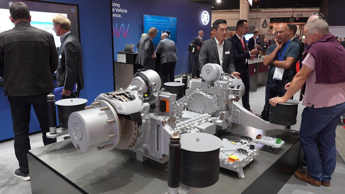 ZF zeigt die neu entwickelte Elektroportalachse AxTrax 2 LF für ...
